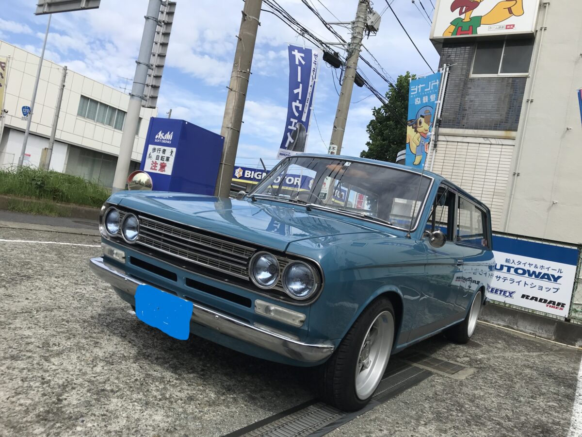湘南平塚店♪平塚市Y様DATSUN521（S44式）のタイヤ交換♪スタッフとパチリもご一緒に！！「ネットでタイヤを購入して￥15,000 ...